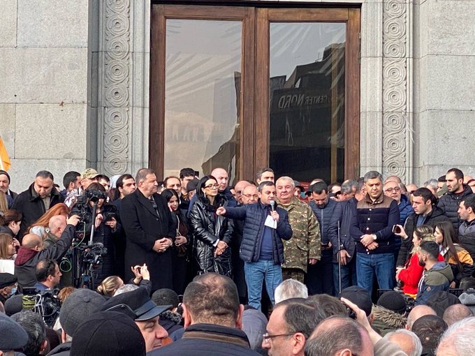 Η Αρμενία στο χείλος του εμφυλίου. 40 στρατιωτικοί μ΄επικεφαλή τον ΓΕΣ ...